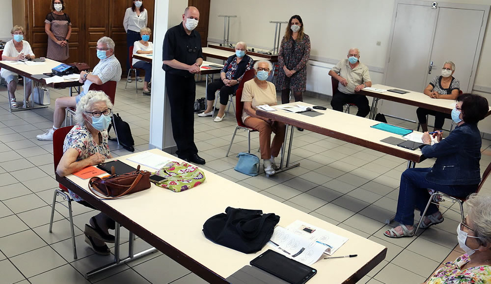 Les seniors se familiarisent avec la tablette numérique | Revue de ...