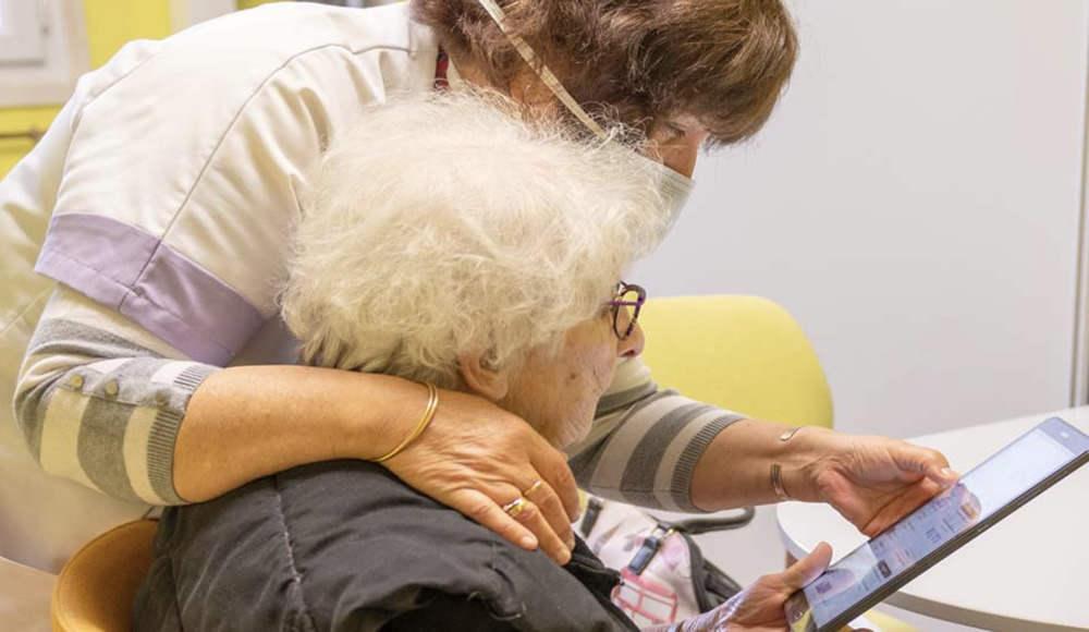 Atelier tablette numérique : des conseils pour les seniors | Revue de ...